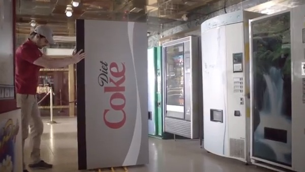 “全球最瘦” 的自動販賣機 Diet Coke “Slender Vender” - A Day Magazine