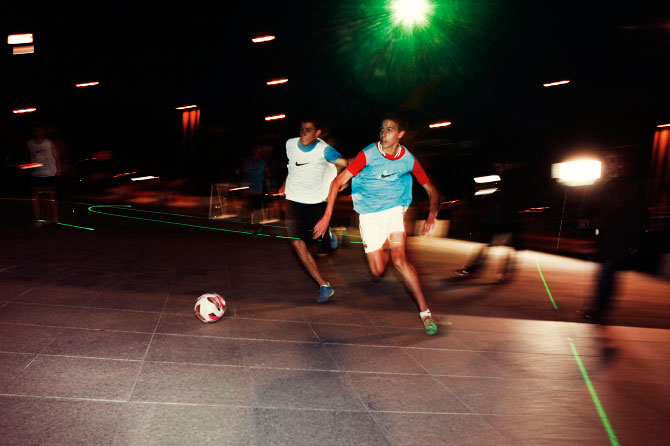 讓足球運動更為街頭，Nike西班牙虛擬激光足球場 - A Day Magazine