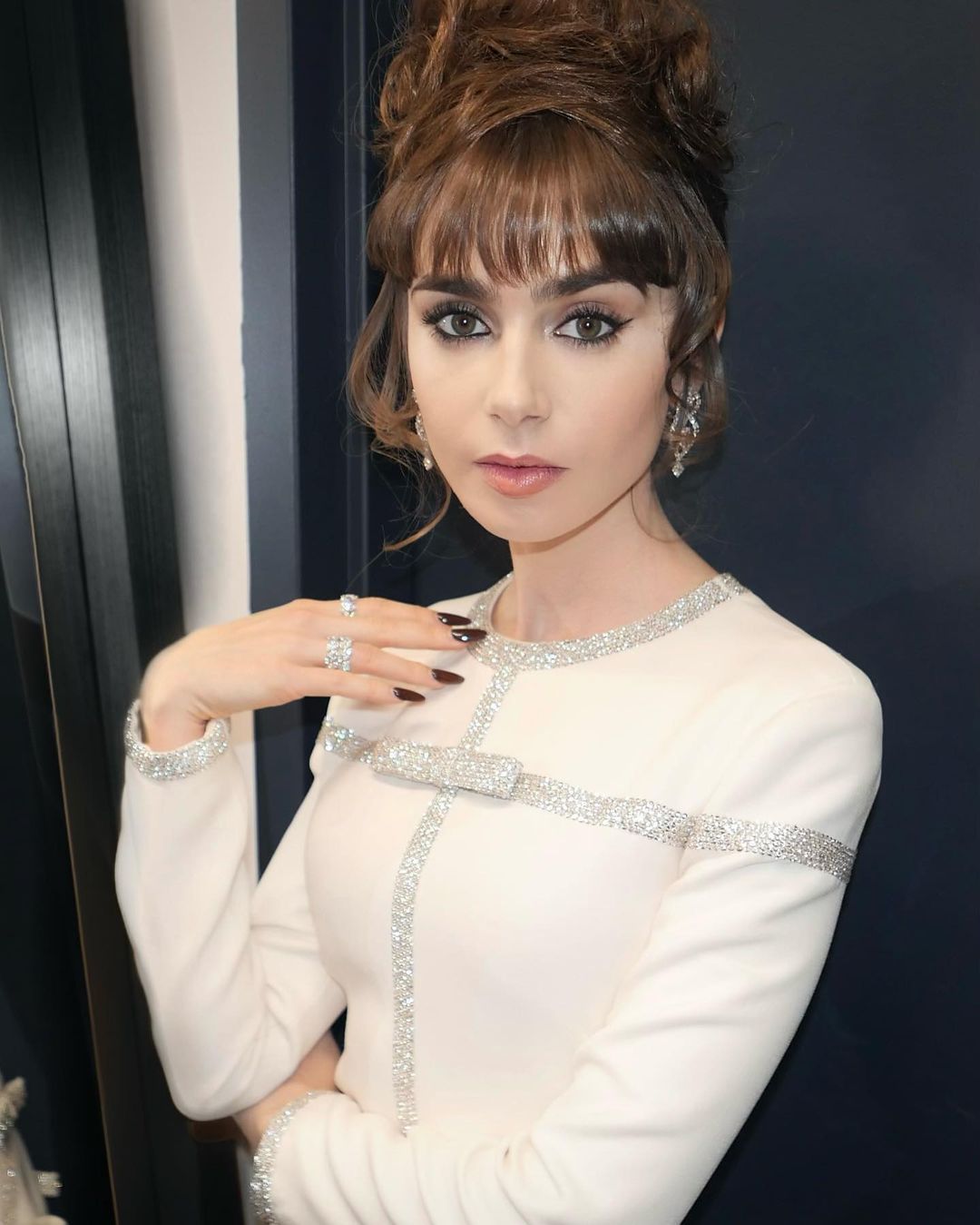 曾被前男友以「蕩婦」稱呼！Lily Collins 在收穫幸福前，竟有過如此慘痛的愛情經驗 - A Day Magazine
