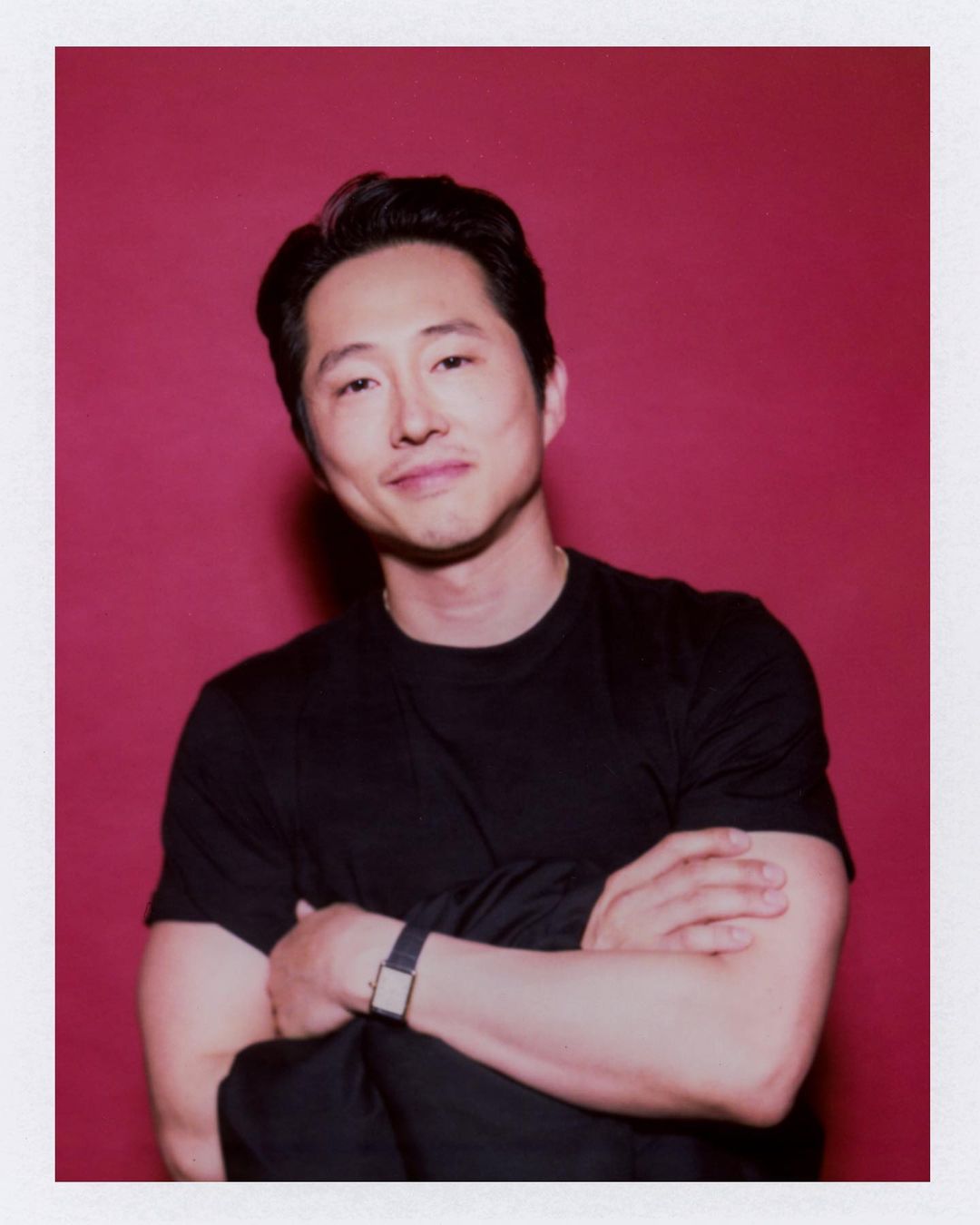 和妻子相遇是命中注定：深陷《怒嗆人生》Steven Yeun 的瘋狂魅力，不是標準帥哥卻出奇性感 - A Day Magazine