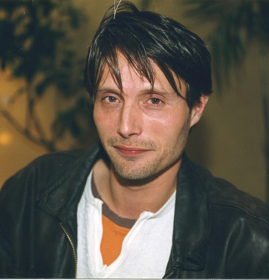 演反派卻被譽為「丹麥最性感男人」：Mads Mikkelsen 30 歲才開始人生，用個眼神就能俘虜世界 - A Day Magazine