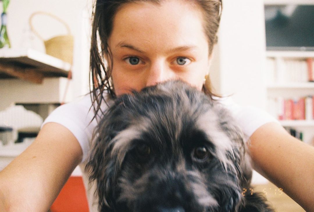 Emma Corrin 是最奔放的劍橋學霸：《王冠》演活黛安娜王妃爆紅，與奧斯卡影帝熱戀中，不剃腋毛登時尚封面 - A Day Magazine