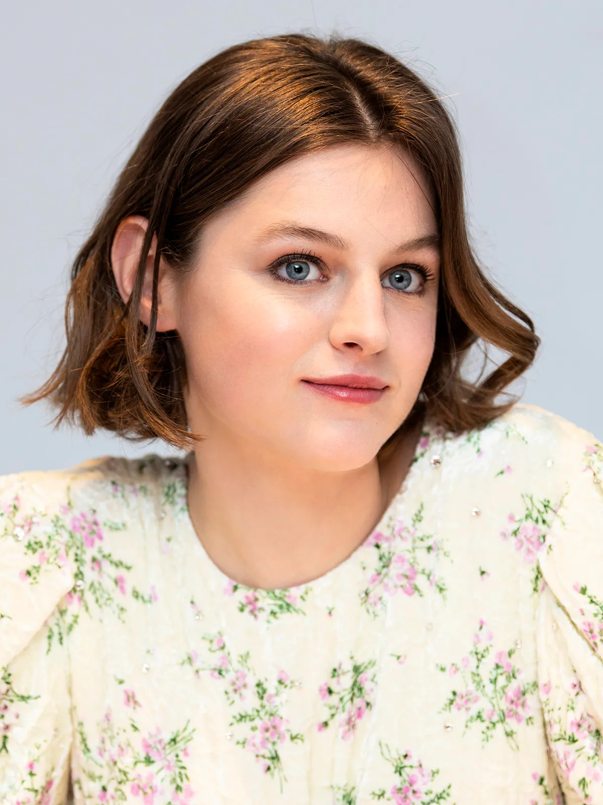 Emma Corrin 是最奔放的劍橋學霸：《王冠》演活黛安娜王妃爆紅，與奧斯卡影帝熱戀中，不剃腋毛登時尚封面 - A Day Magazine