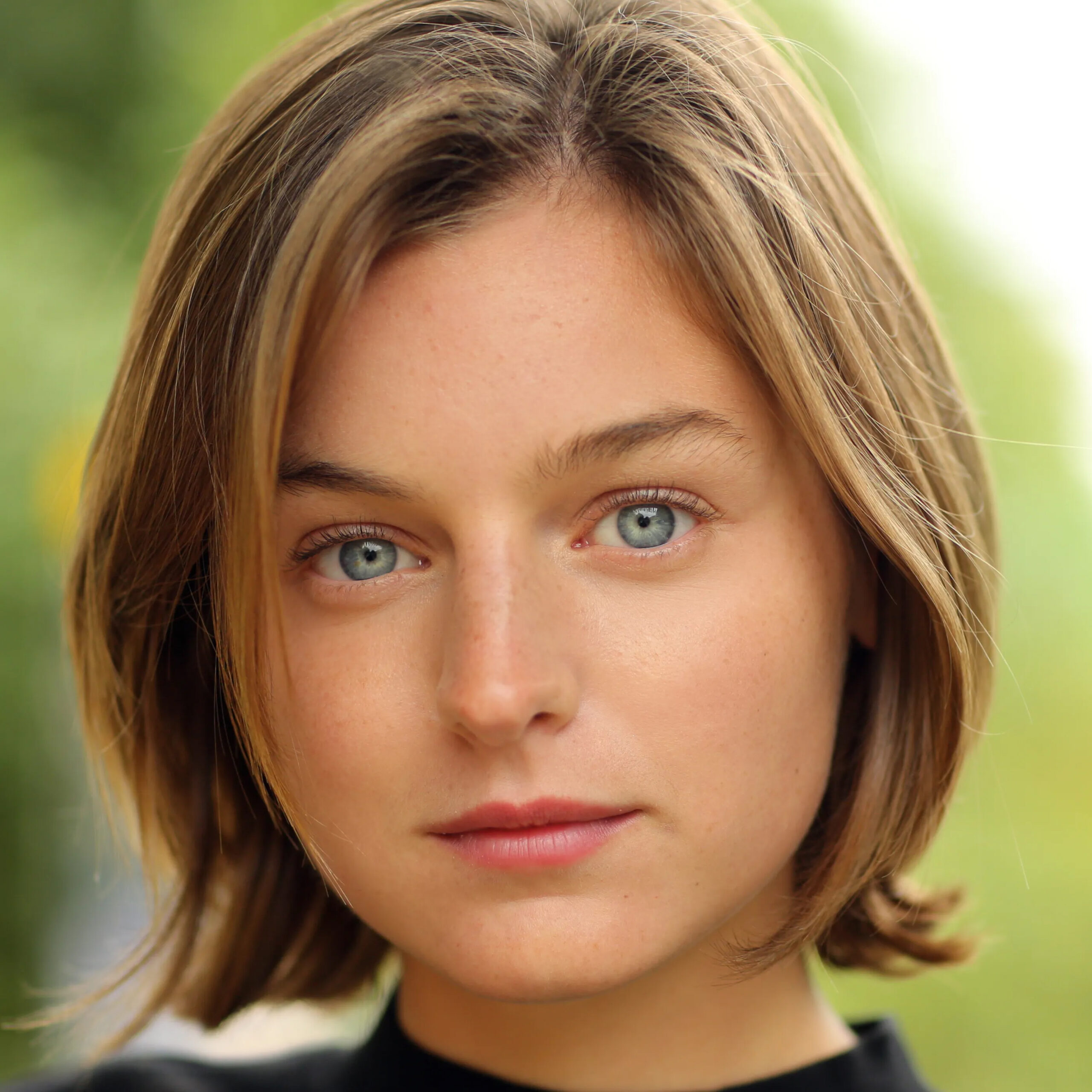 Emma Corrin 是最奔放的劍橋學霸：《王冠》演活黛安娜王妃爆紅，與奧斯卡影帝熱戀中，不剃腋毛登時尚封面 - A Day Magazine