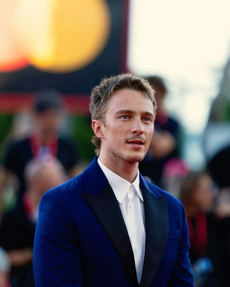 跟 Daniel Craig 上演激烈性愛場面，帥到引起討論：Drew Starkey 現身威尼斯後，網絡都好奇他是否單身 - A Day ...