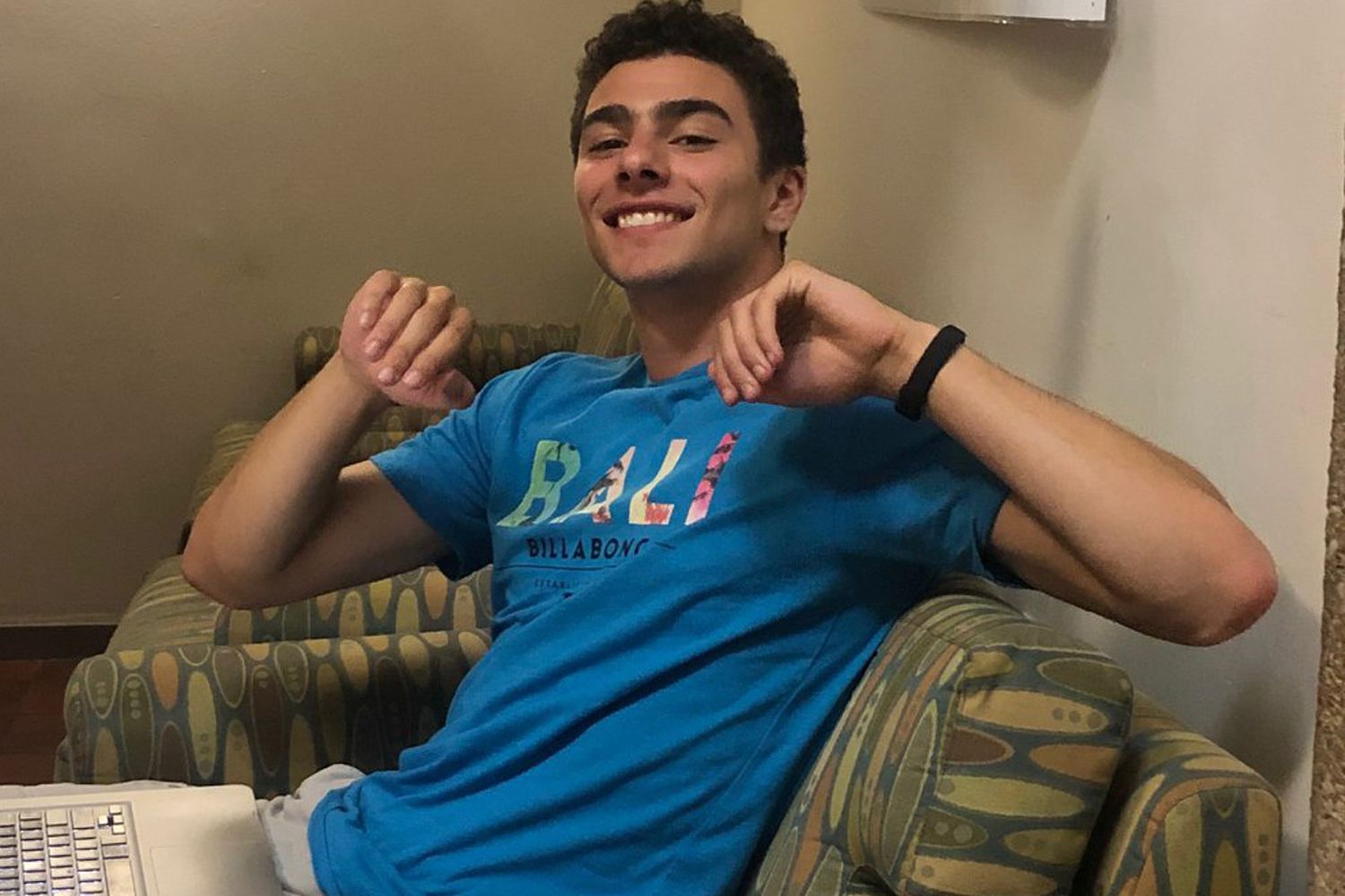 美國保險公司 CEO 被槍殺，26 歲高顏值疑兇卻成了偶像：明明擁有大好前途，為何他會選擇走上絕路？ - A Day Magazine