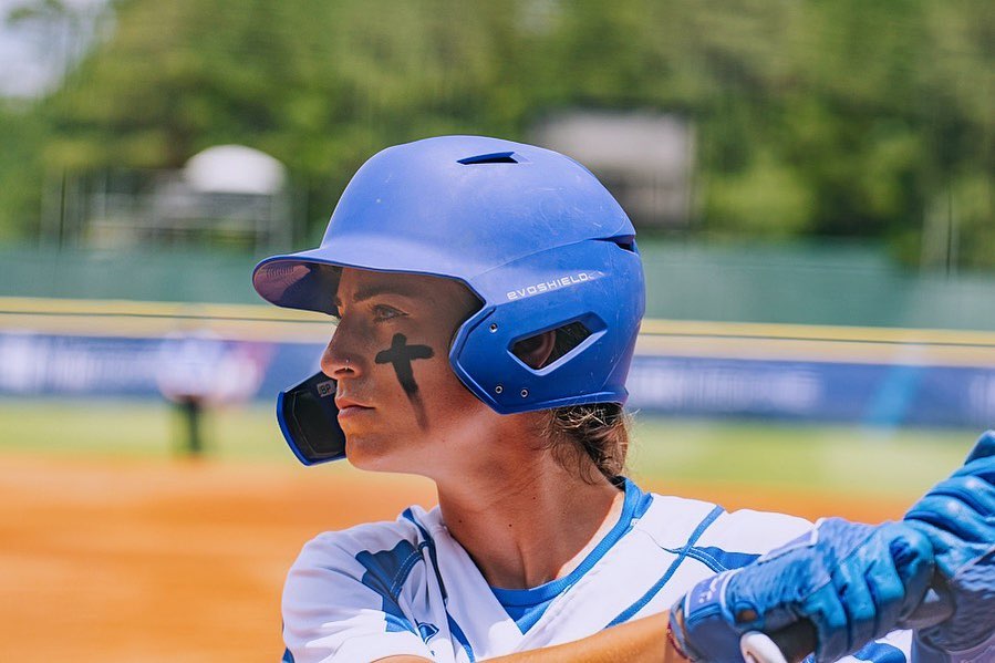 亞洲職棒史上首位打擊女教練 Sarah Edwards，因年輕貌美被質疑「不夠格」，是社會常見的女性困境 - A Day Magazine