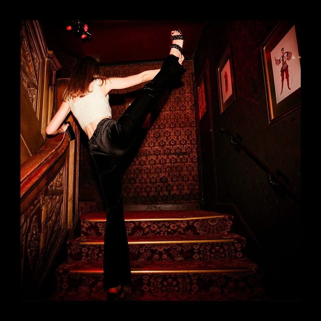 巴黎「只限女性」夜店 Diva Paris，女生們跳舞、喝酒、享用法式點心，現場沒男人超開心 - A Day Magazine