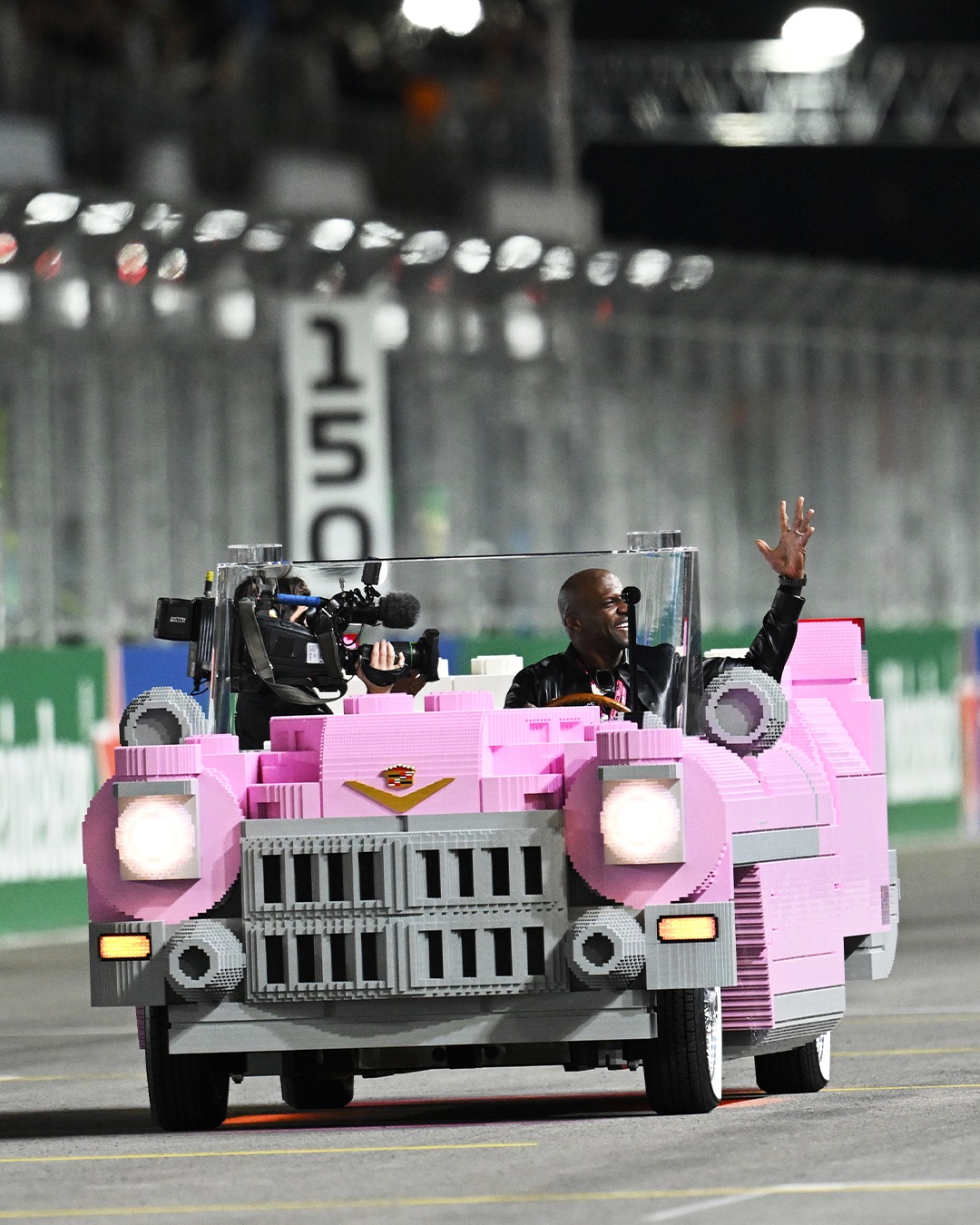 F1 賽後變 KTV？Terry Crews 開著粉紅 LEGO 凱迪拉克，重現《White Chicks》經典橋段 - A Day Magazine