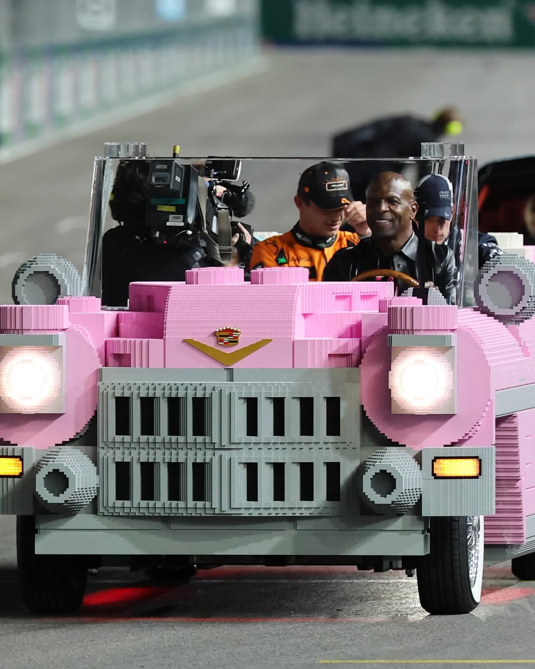 F1 賽後變 KTV？Terry Crews 開著粉紅 LEGO 凱迪拉克，重現《White Chicks》經典橋段 - A Day Magazine